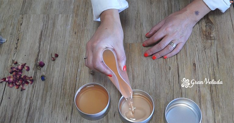 Velas con plantas , cuarzos y aromáticas hechas en casa