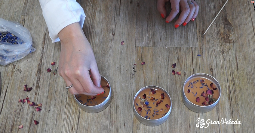 Velas con plantas , cuarzos y aromáticas hechas en casa