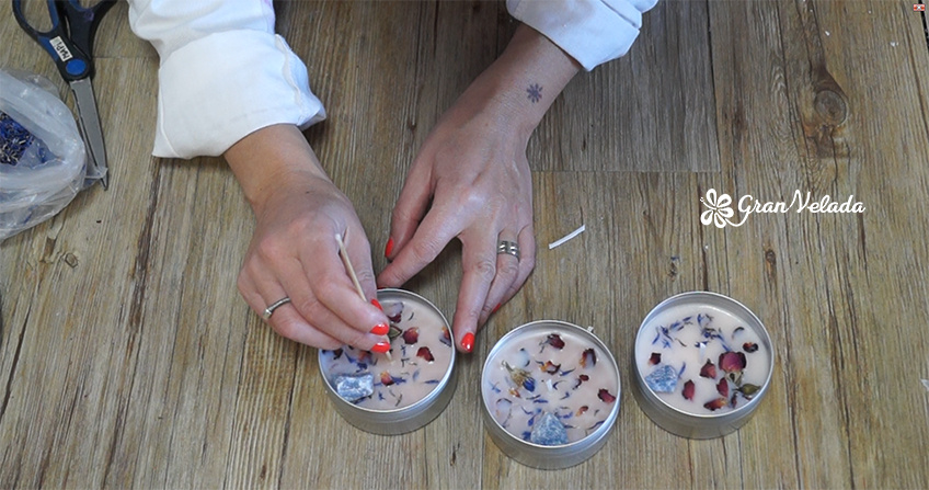 Velas con plantas , cuarzos y aromáticas hechas en casa